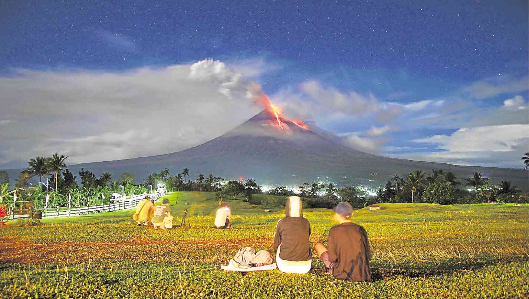 Mayon lava extends to 4.3 km towards Legazpi City | Inquirer News