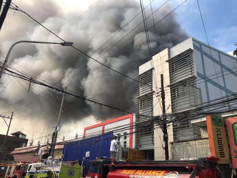 Fire hits residential area, market in Pasig | Inquirer News