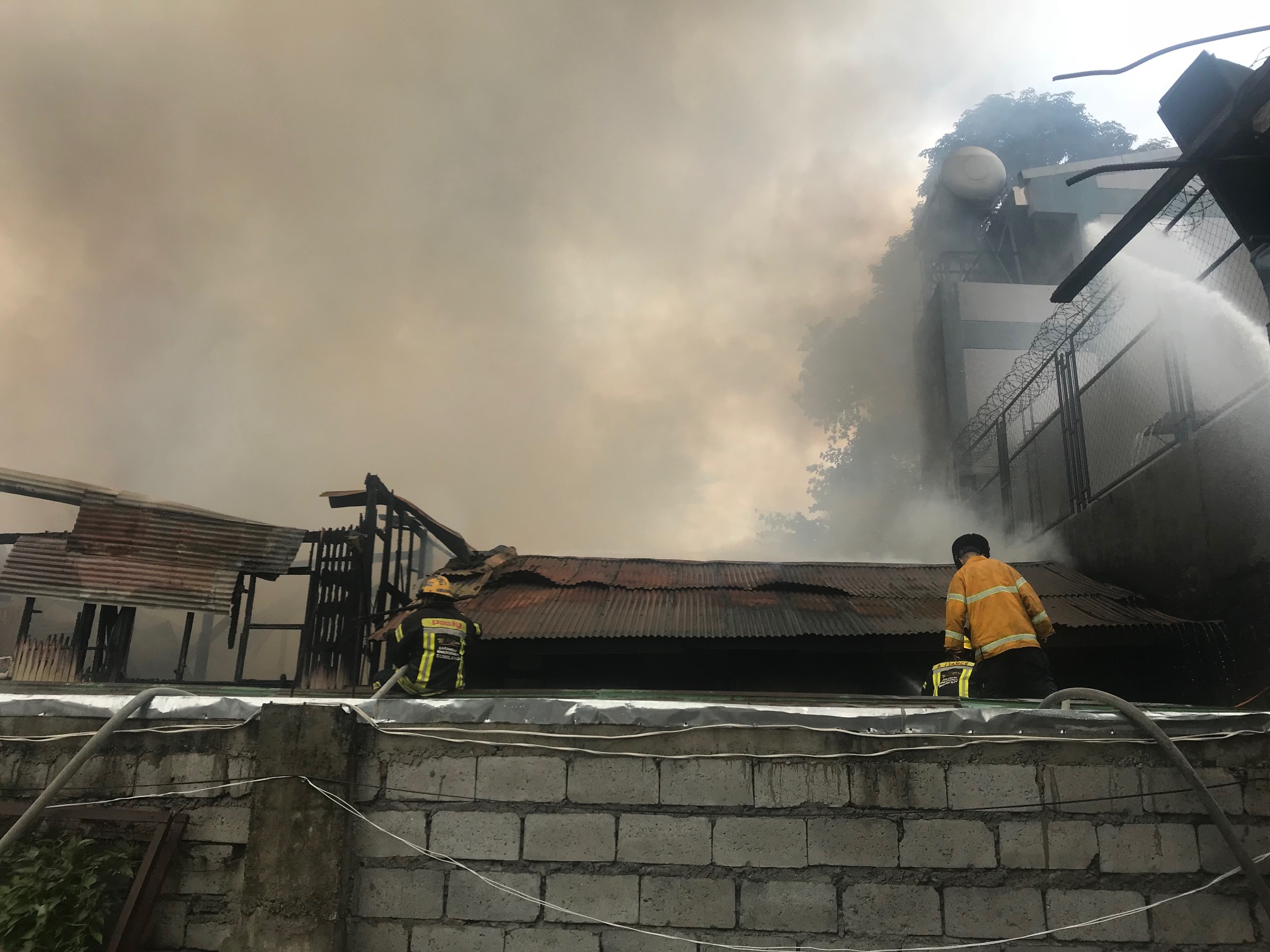 Fire hits residential area, market in Pasig | Inquirer News