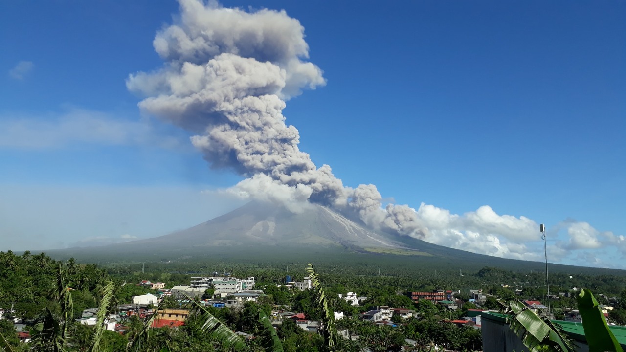Phivolcs lowers Mayon volcano's alert status to level 2 | Inquirer News