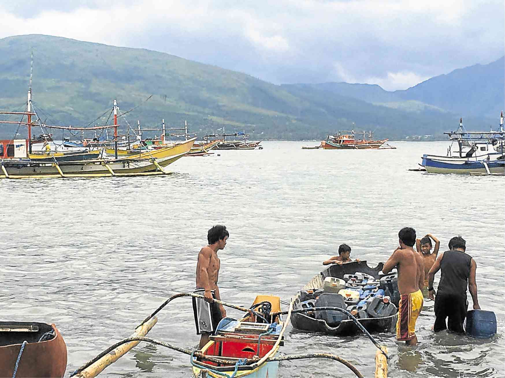 Fewer fishers going to Panatag | Inquirer News