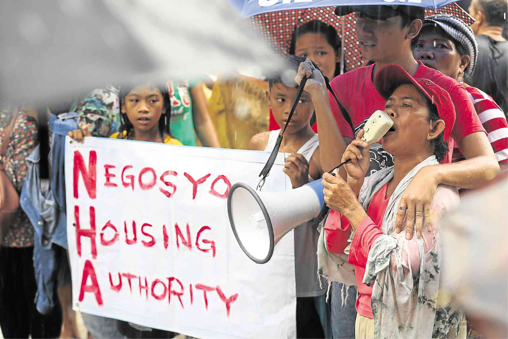 Palace to Kadamay: Stop occupying gov’t housing sites | Inquirer News