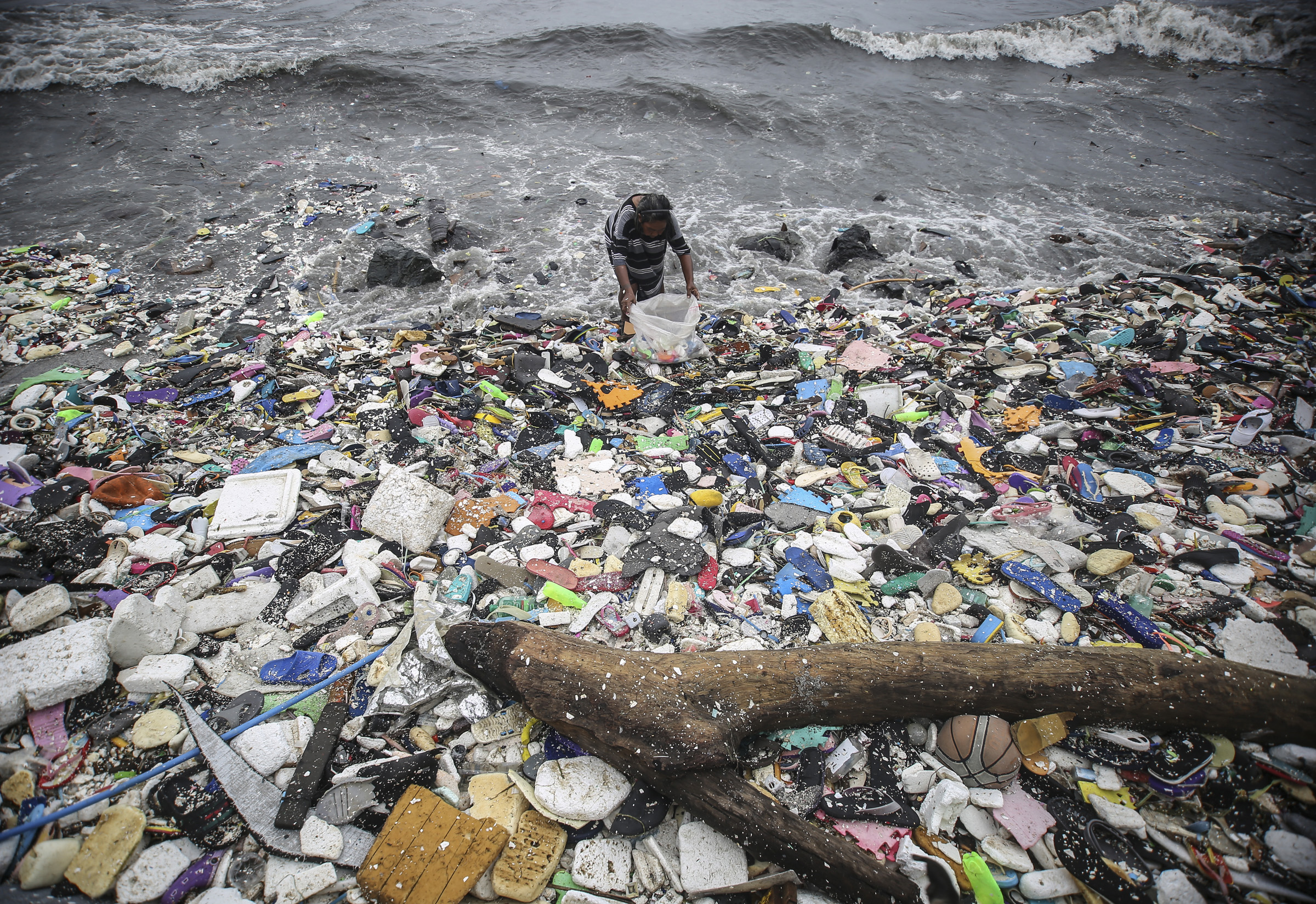 Informal settlers blames for Manila Bay pollution | Inquirer News