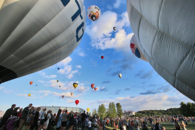 100 hot air balloons fly for Lithuania's 100th birthday | Inquirer News
