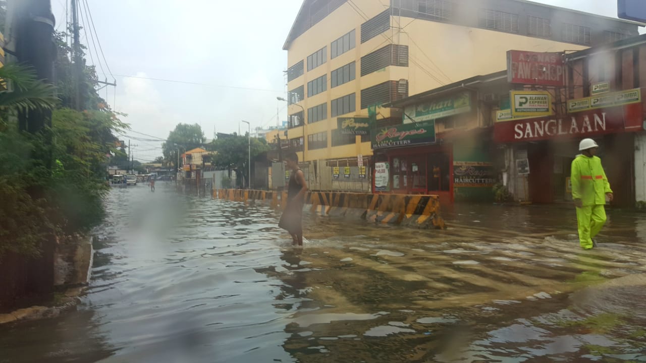 LOOK: Flooding hits QC streets amid heavy rain Wednesday | Inquirer News