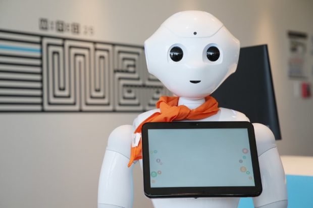 Robot's debut in UK parliament invites 'Maybot' mockery | Inquirer News