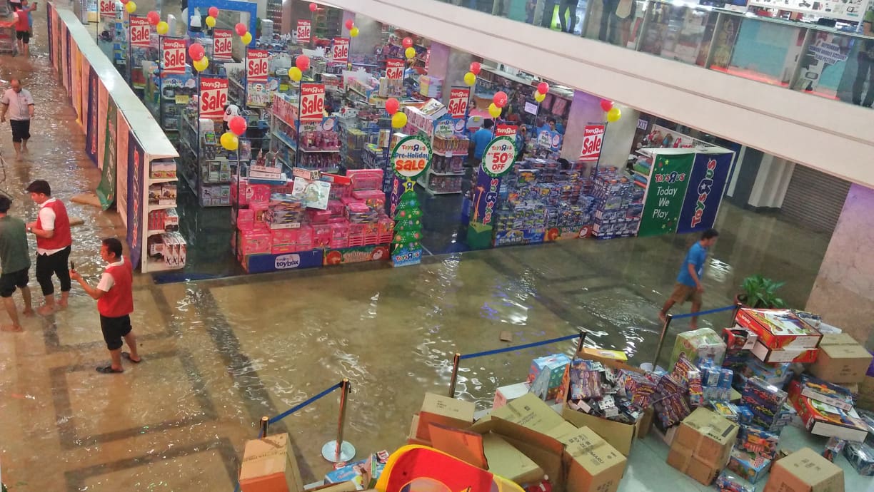 WATCH: Flood flows into Cubao mall | Inquirer News