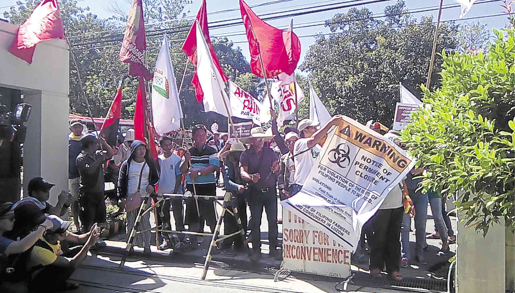 Farmers protest ‘golden rice’ tests | Inquirer News