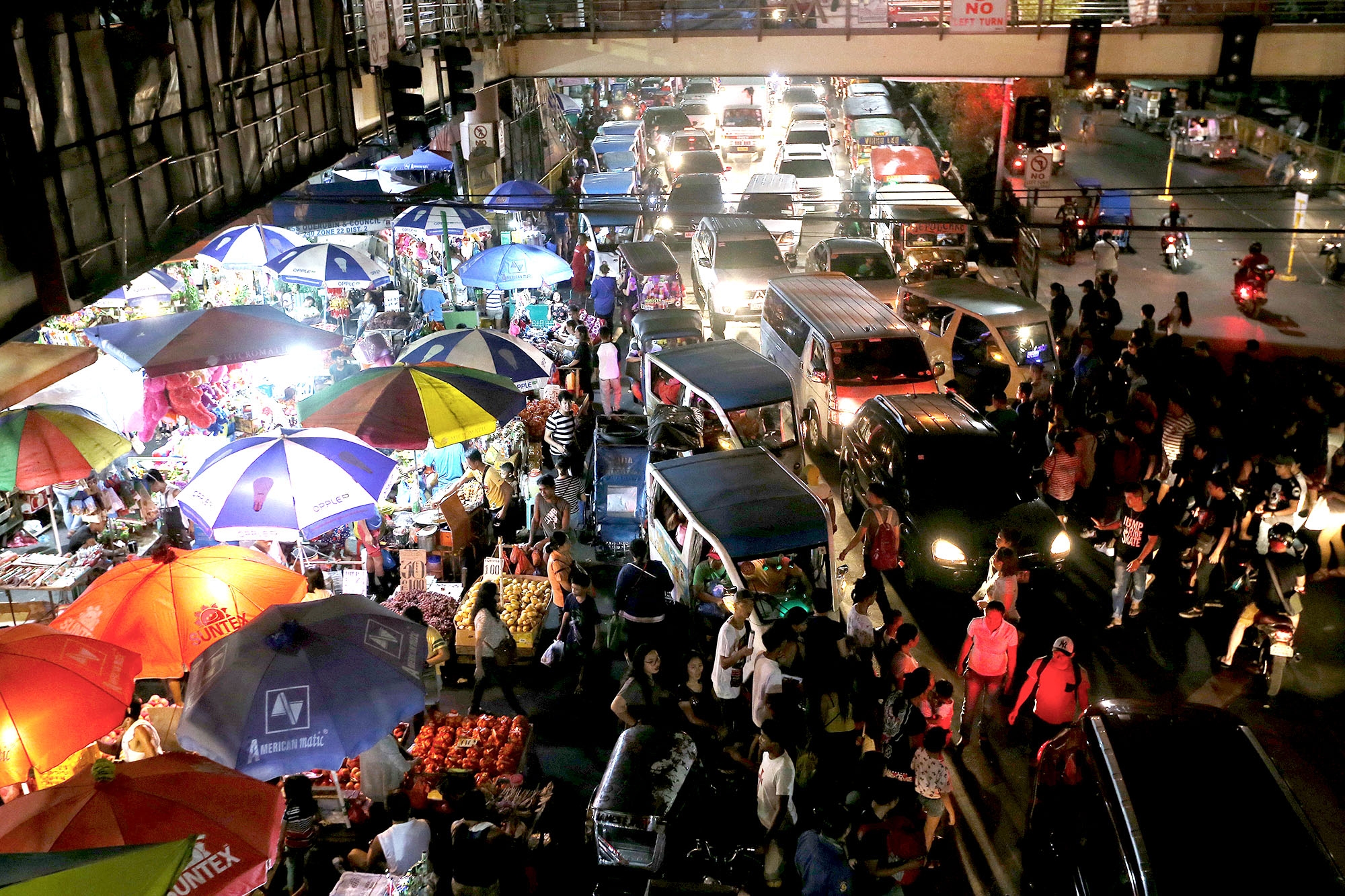 Manila tries to control Divisoria shopping crowd | Inquirer News