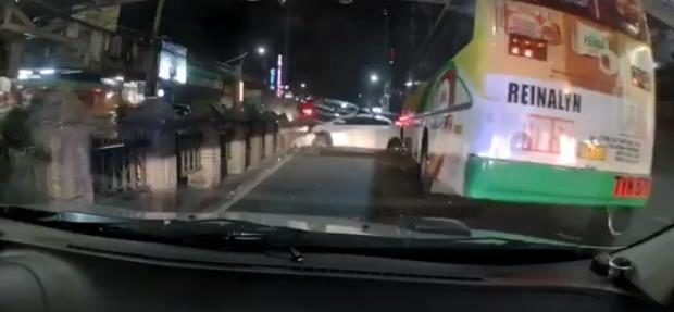 WATCH: Bus causes 5-car pileup in Las Piñas | Inquirer News
