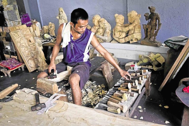 Wood carving art alive in Paete | Inquirer News