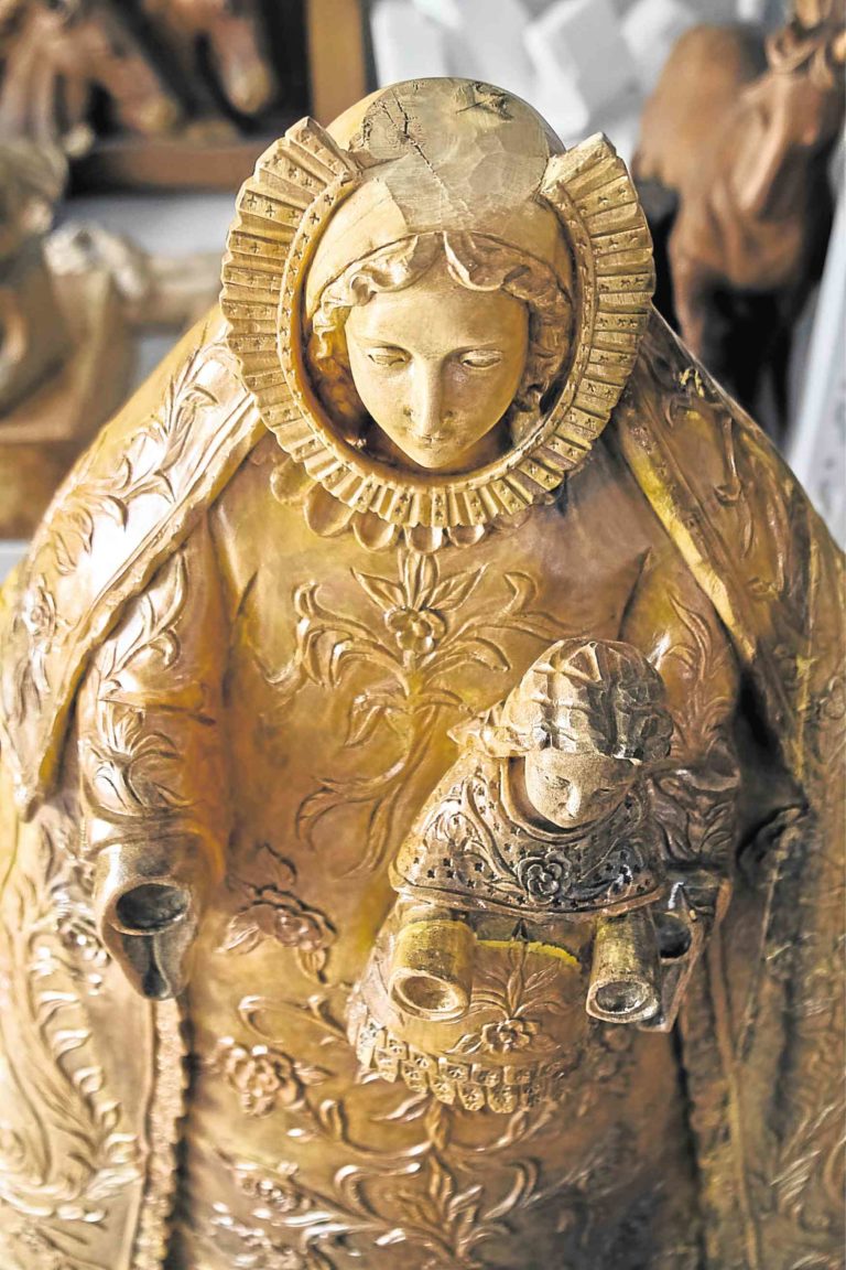 Wood carving art alive in Paete | Inquirer News
