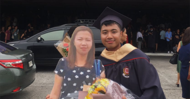 Student brings standee of late mom on graduation day | Inquirer News