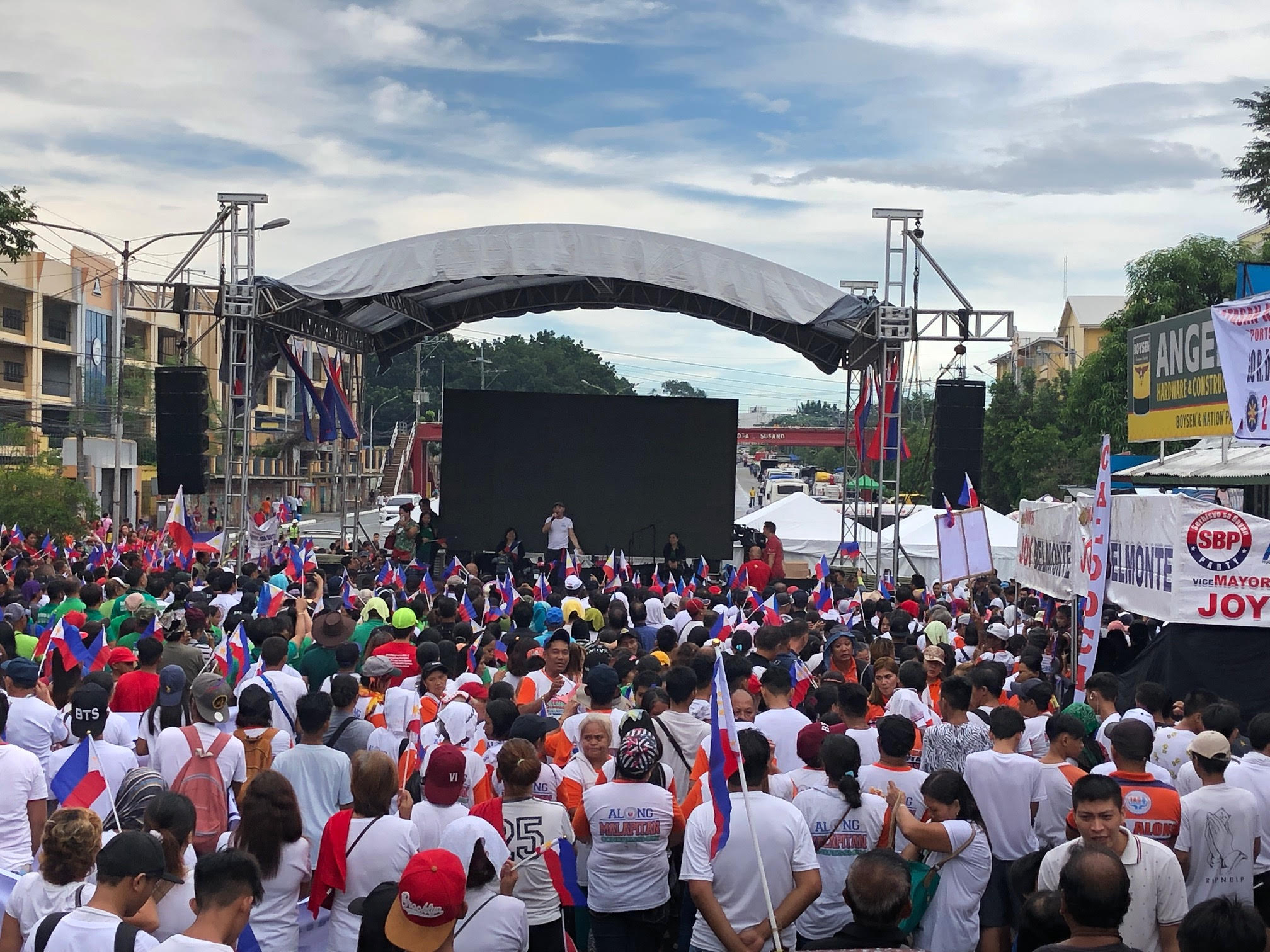 Duterte supporters hit critics of PH foreign policy | Inquirer News