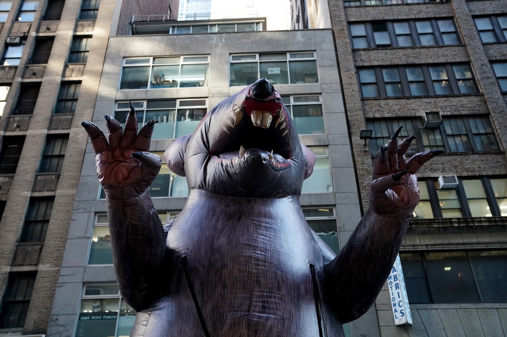 Ballooning dispute: America's giant inflatable rats under attack ...