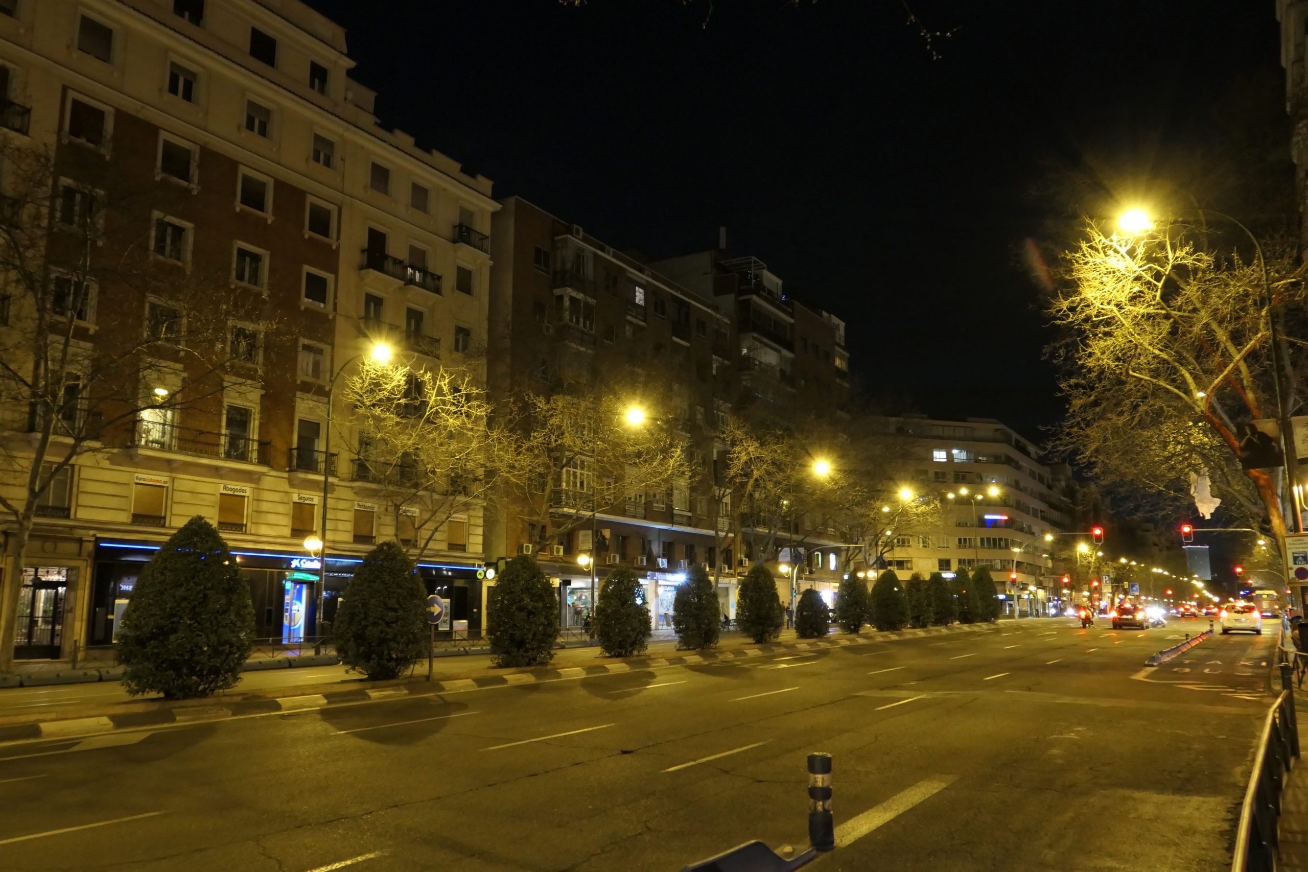 Spanish residents in lockdown applaud healthcare workers | Inquirer News