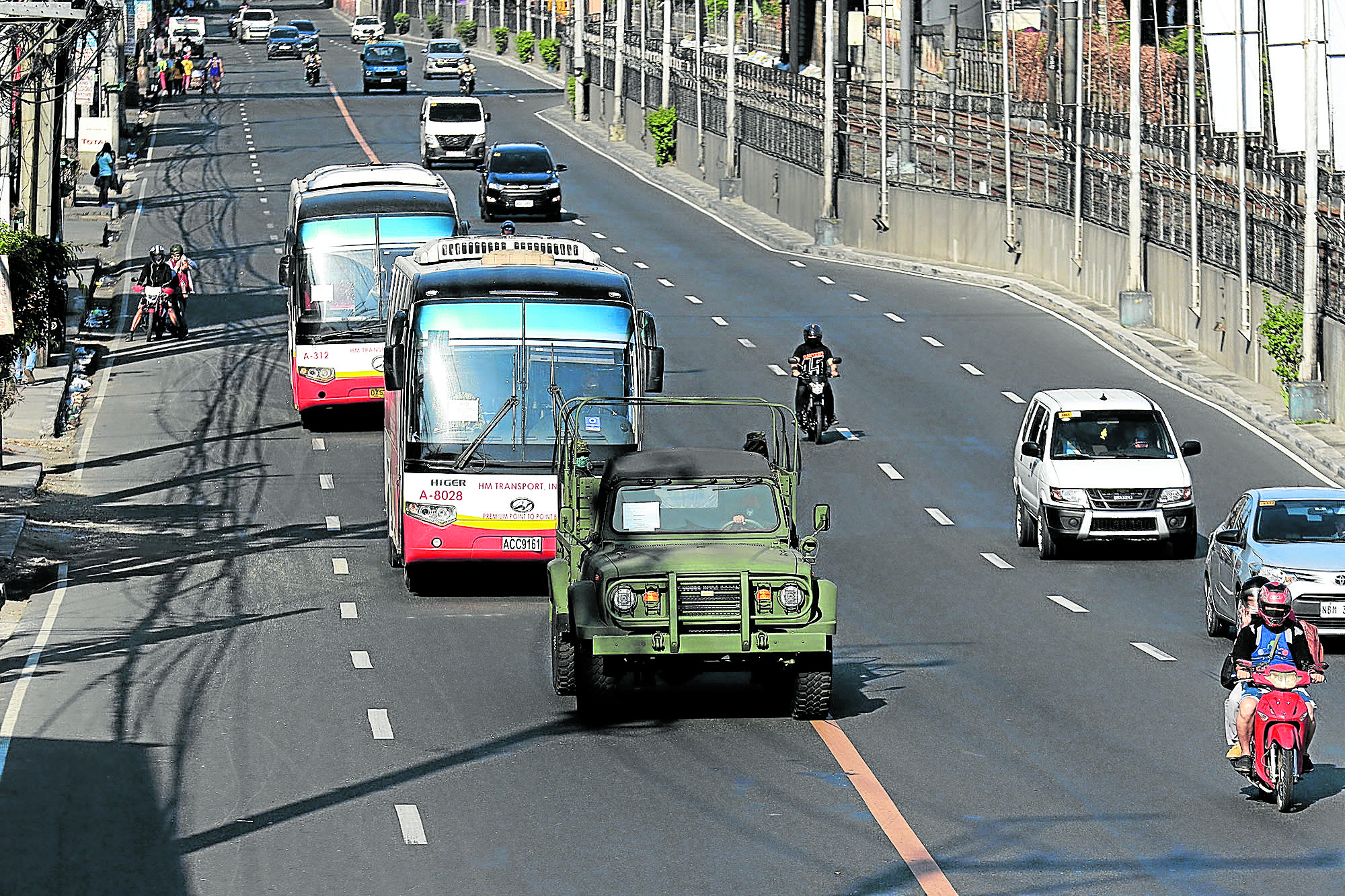 DOTr deploys shuttle buses for health workers | Inquirer News