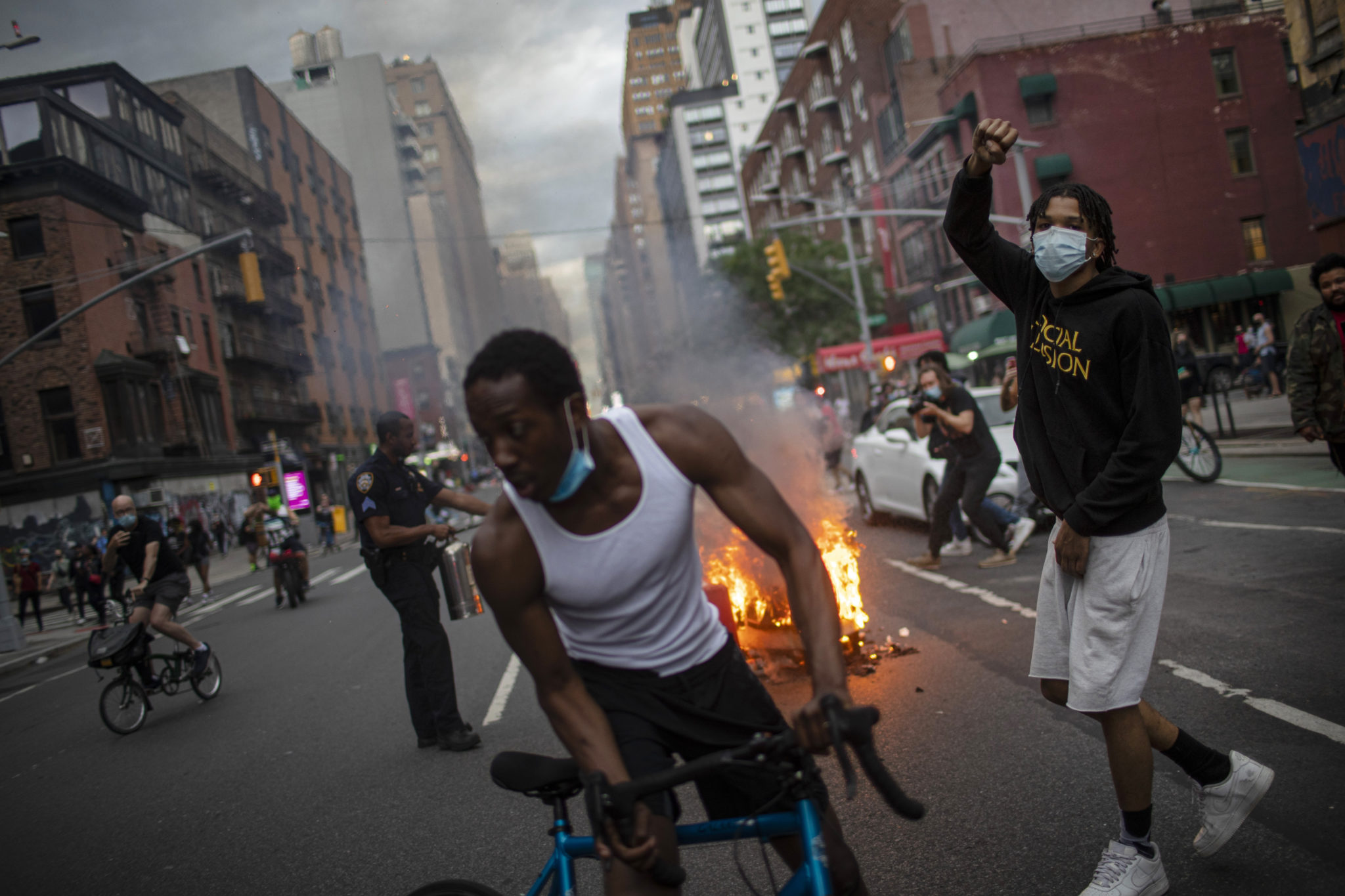 Police cars burn, windows shatter as protests roil New York | Inquirer News