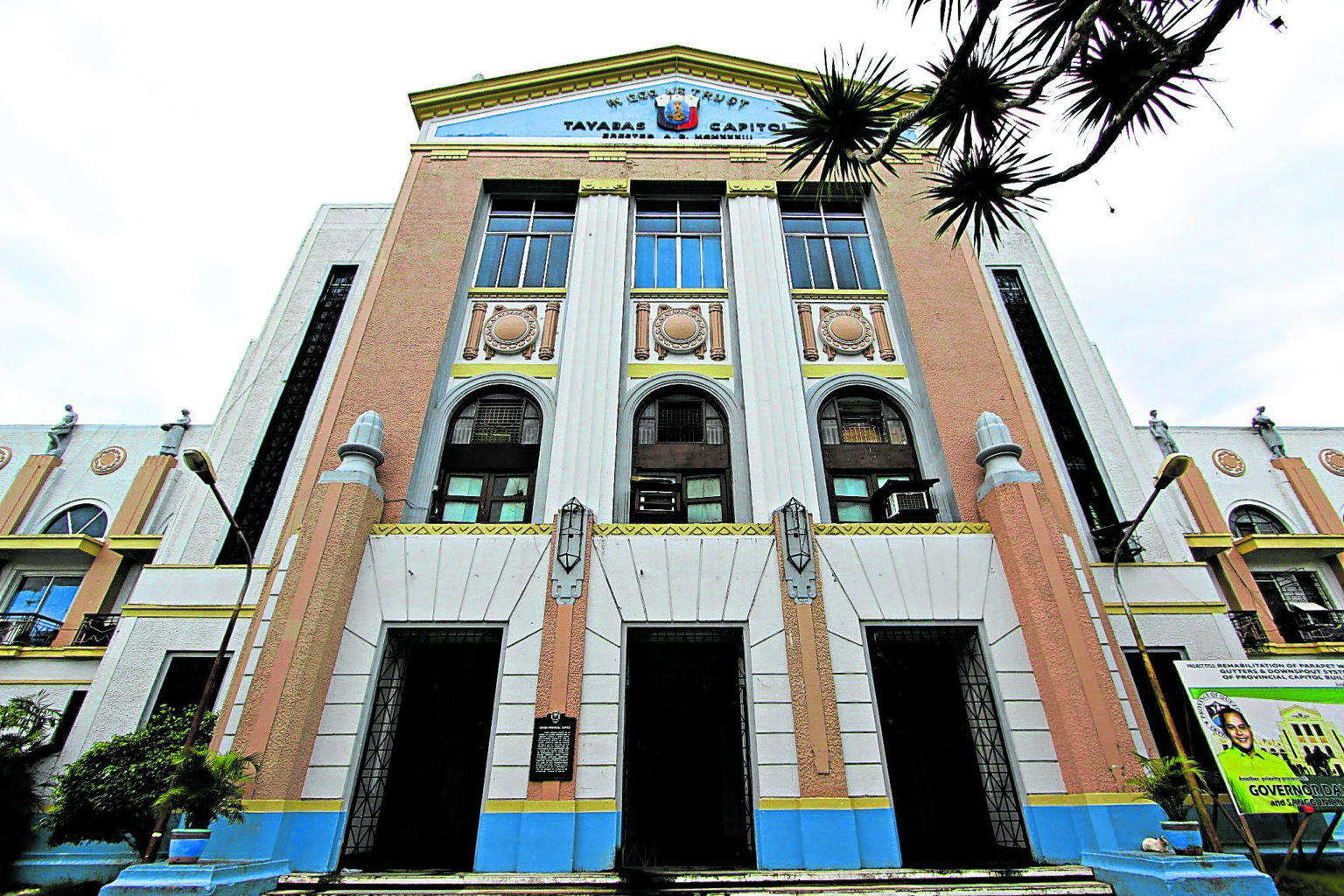 Tremor pushes people out of city hall building in Lucena | Inquirer News