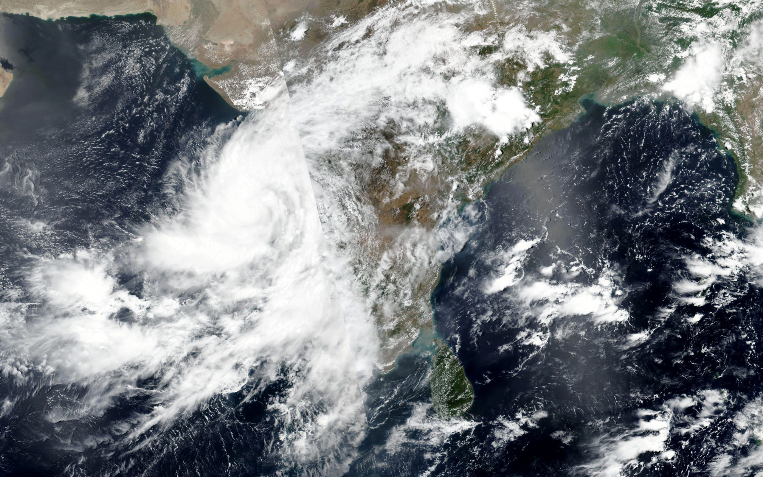 Severe cyclone approaches India's financial capital Mumbai | Inquirer News