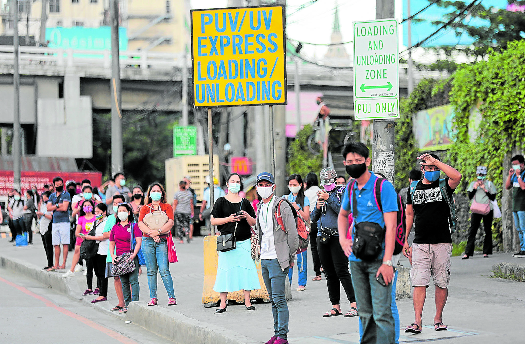 Chaos as thousands return to work in Metro Manila | Inquirer News