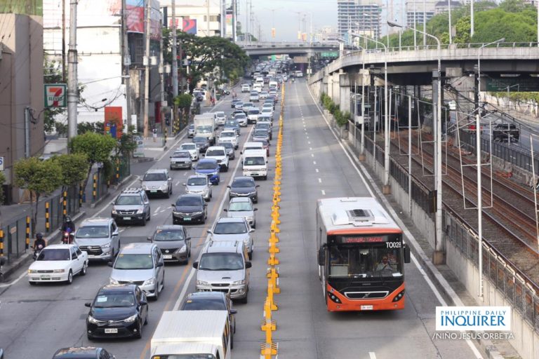 Interim operation of busway along 'new Edsa' begins | Inquirer News Interim operation of busway along 'new Edsa' begins | Inquirer News