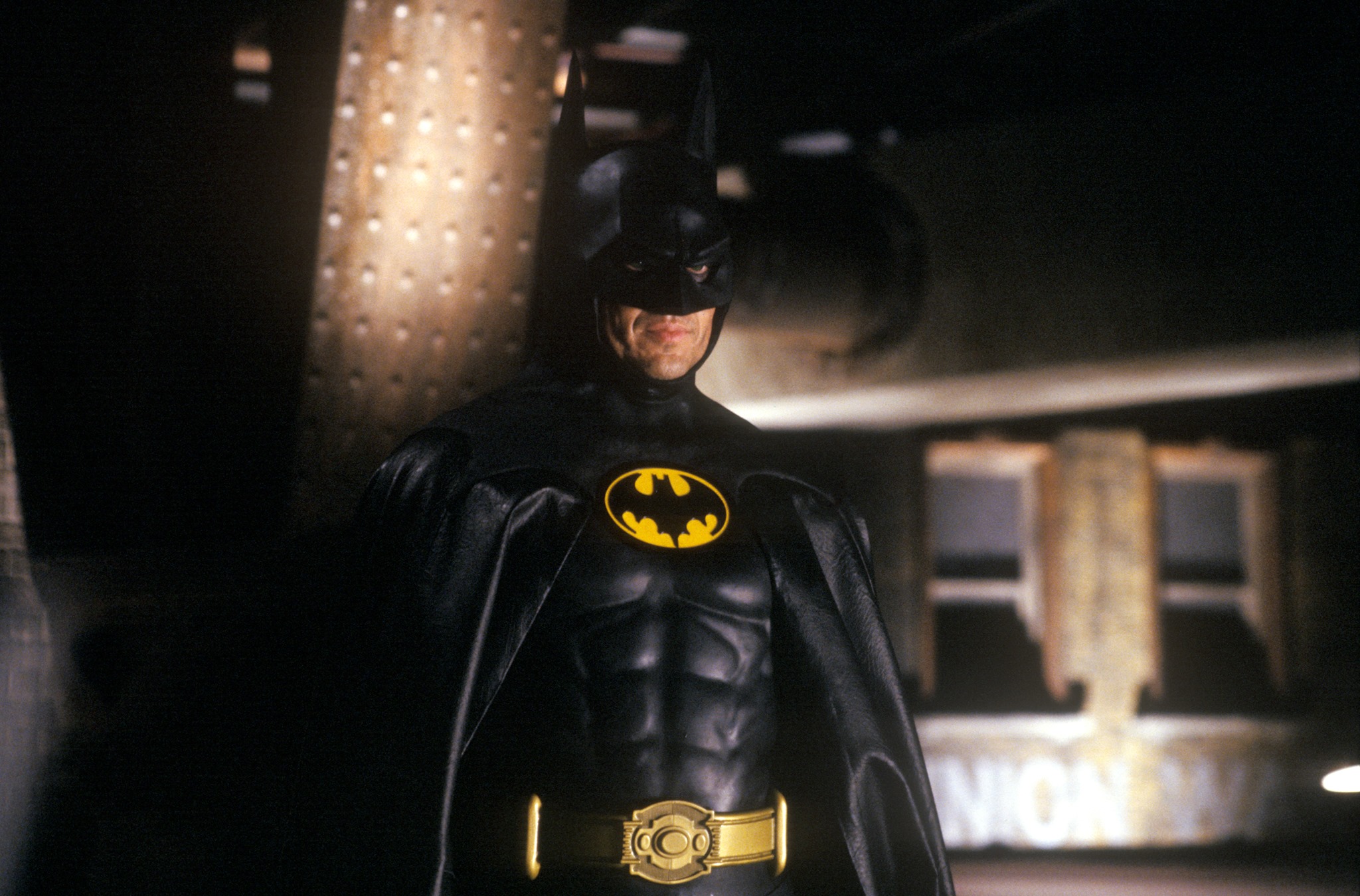 Man dressed up as Batman gives food to homeless amid COVID-19 ...