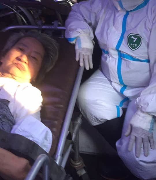 LOOK: Old woman abandoned under MacArthur Bridge rescued | Inquirer News