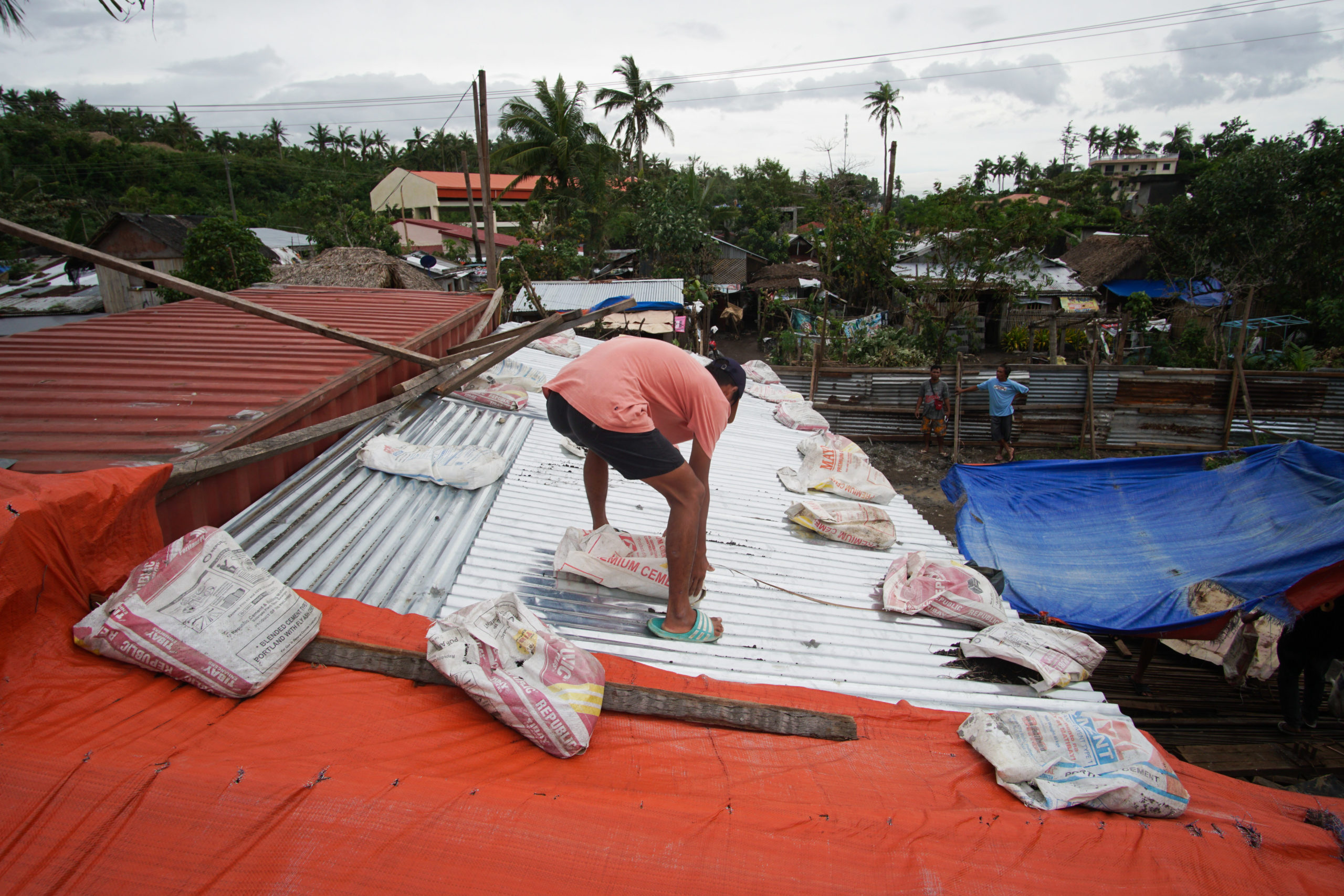 100 cops Bicol-bound for relief, rescue efforts in areas hard hit by ...