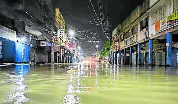 ‘Ofel’ onslaught: Deadly floods in Cebu, evacuations in Bicol ...