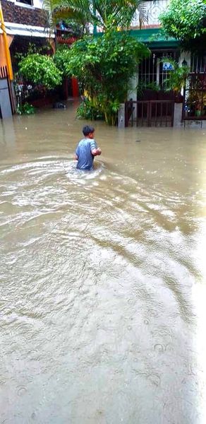 ‘Ondoy feels’: Flood submerges village in Cainta, Rizal | Inquirer News