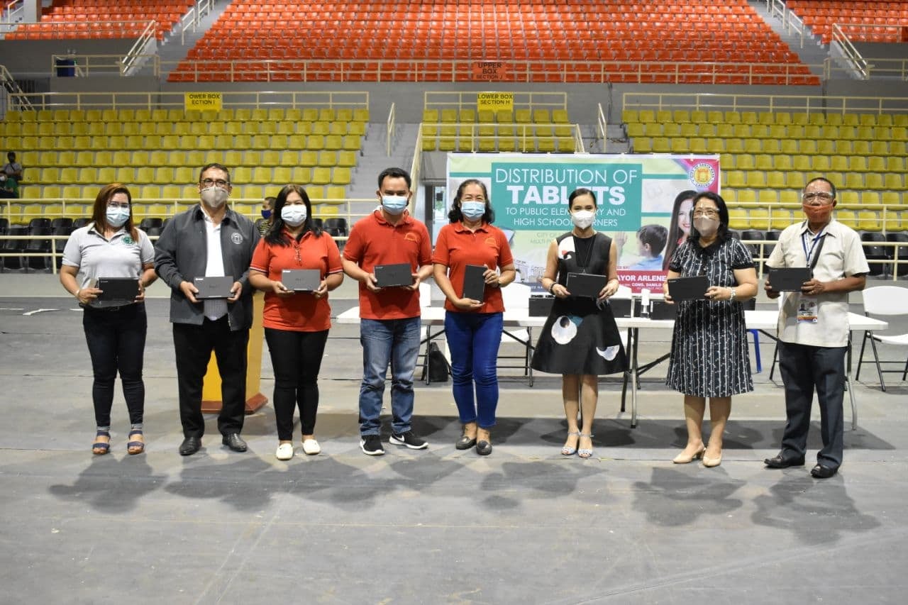 Santa Rosa City LGU distributes 36,000 tablets to students for online ...