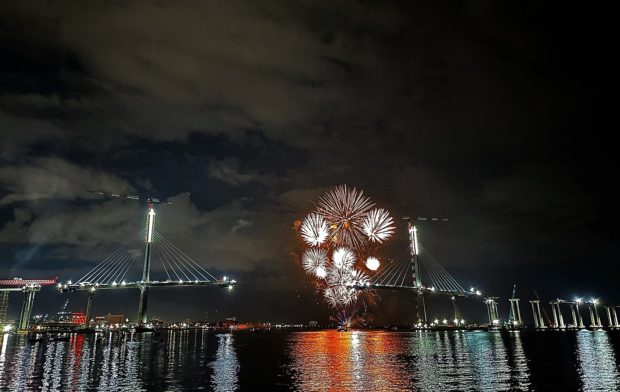 8 ‘iconic’ crosses light up Cebu’s 3rd bridge | Inquirer News