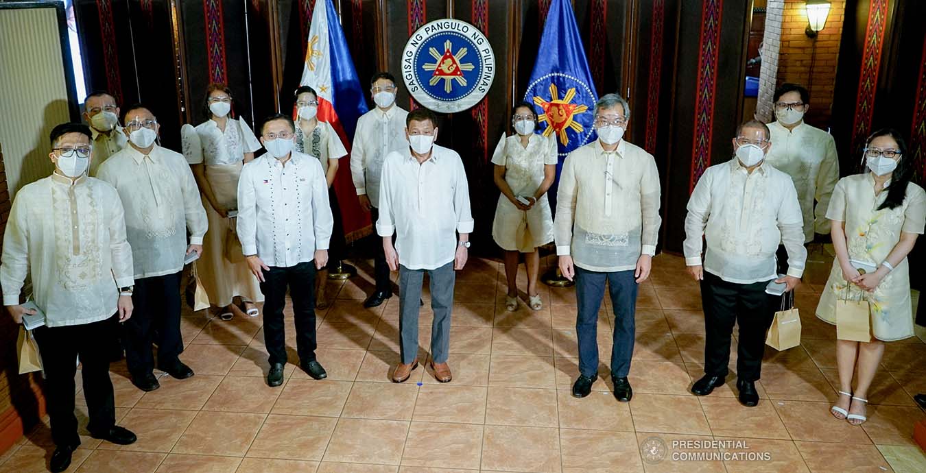 Duterte confers Order of Lapu-Lapu on health workers who responded to ...