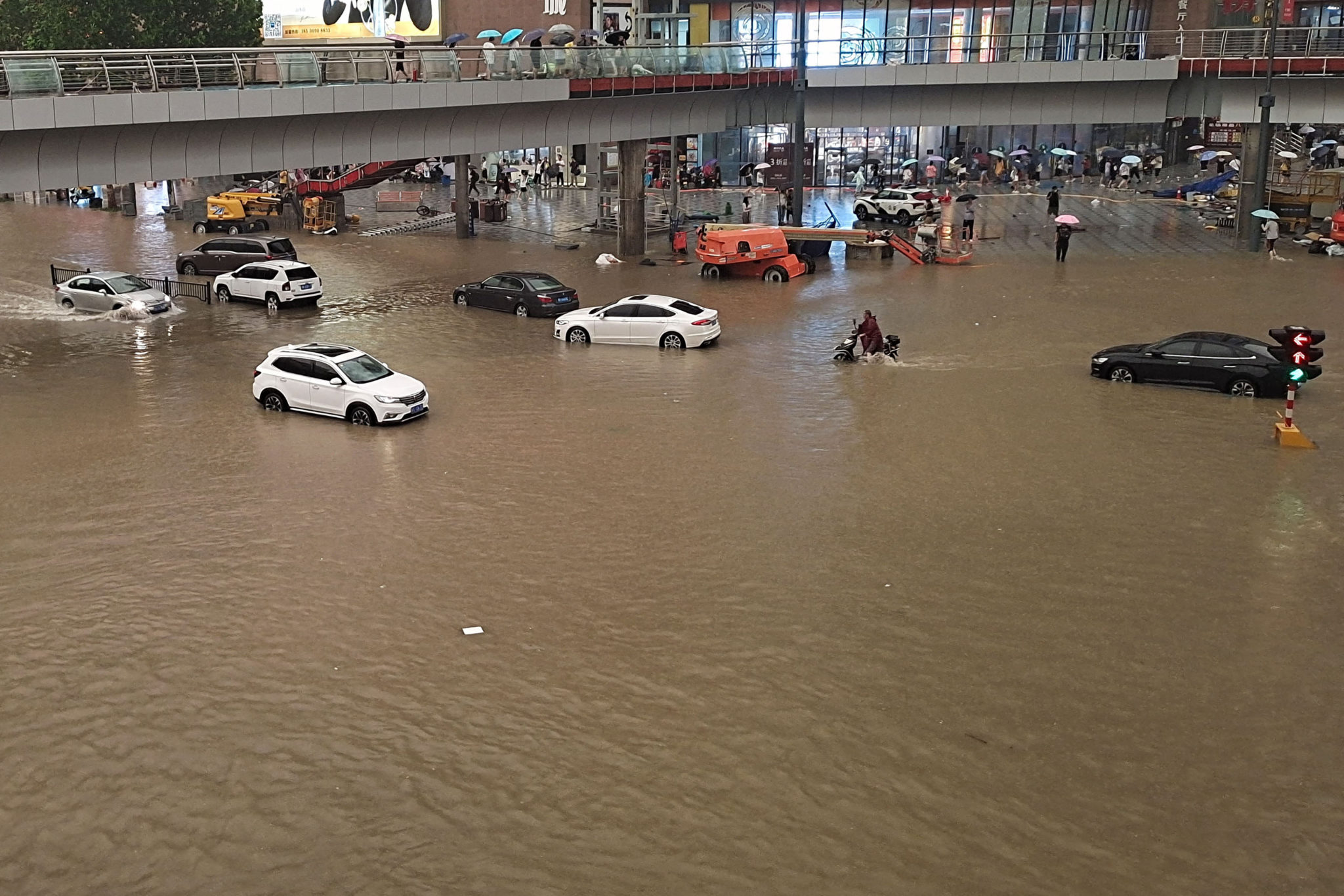 Horror on 'Line 5' as Chinese subway floods | Inquirer News