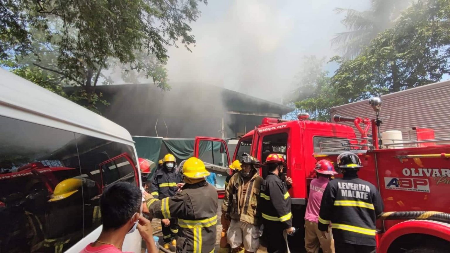 Fire hits Parañaque warehouse | Inquirer News