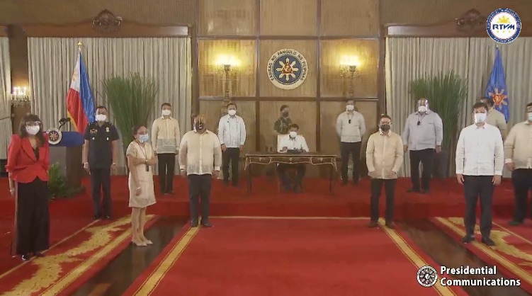 Duterte signs BFP modernization law; justifies arming firefighters ...