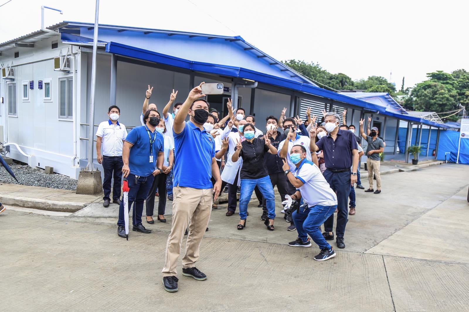Villar's work continues even on last day as DPWH chief, checks mega ...