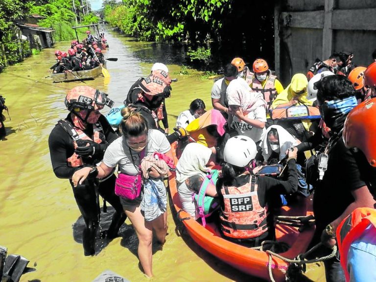 Families displaced by Davao City floods swell to 9,000 | Inquirer News