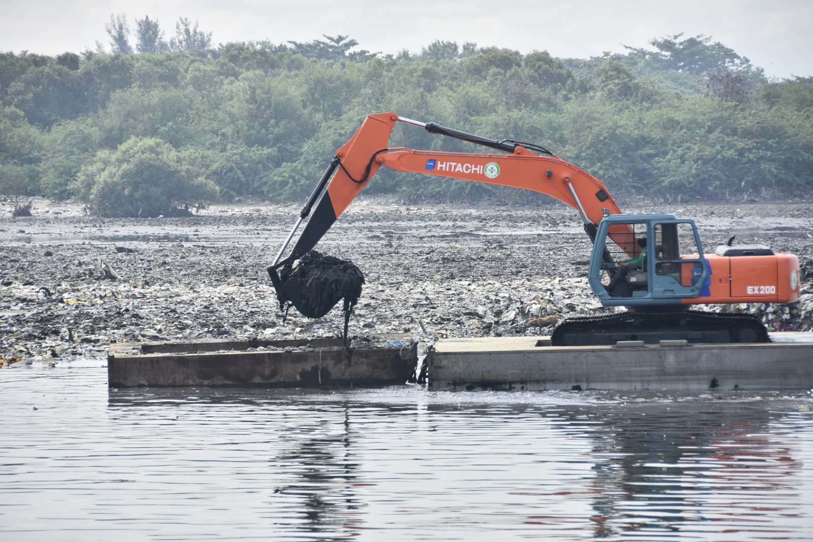 MMDA starts removing ‘garbage island’ in Parañaque River | Inquirer News
