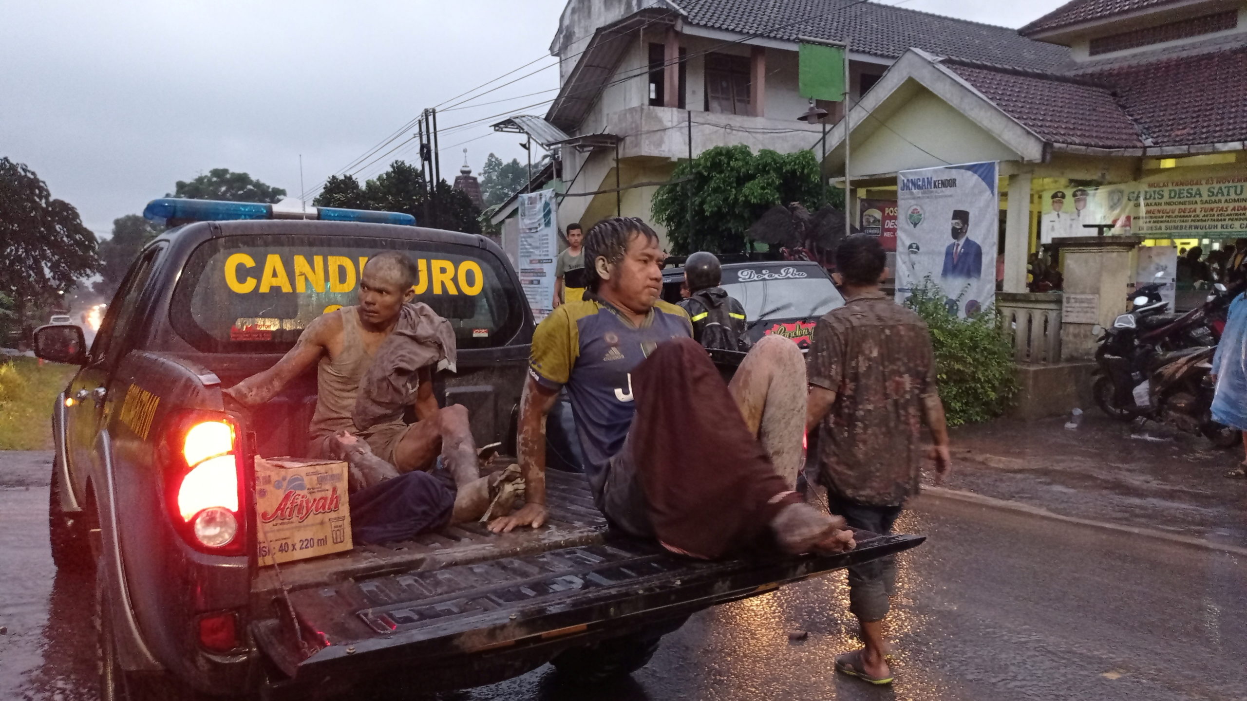Indonesia evacuates 10 trapped miners after Semeru volcano erupts ...