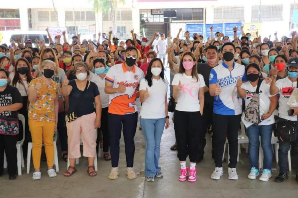 QC Hall male employees sign up to end violence vs women | Inquirer News