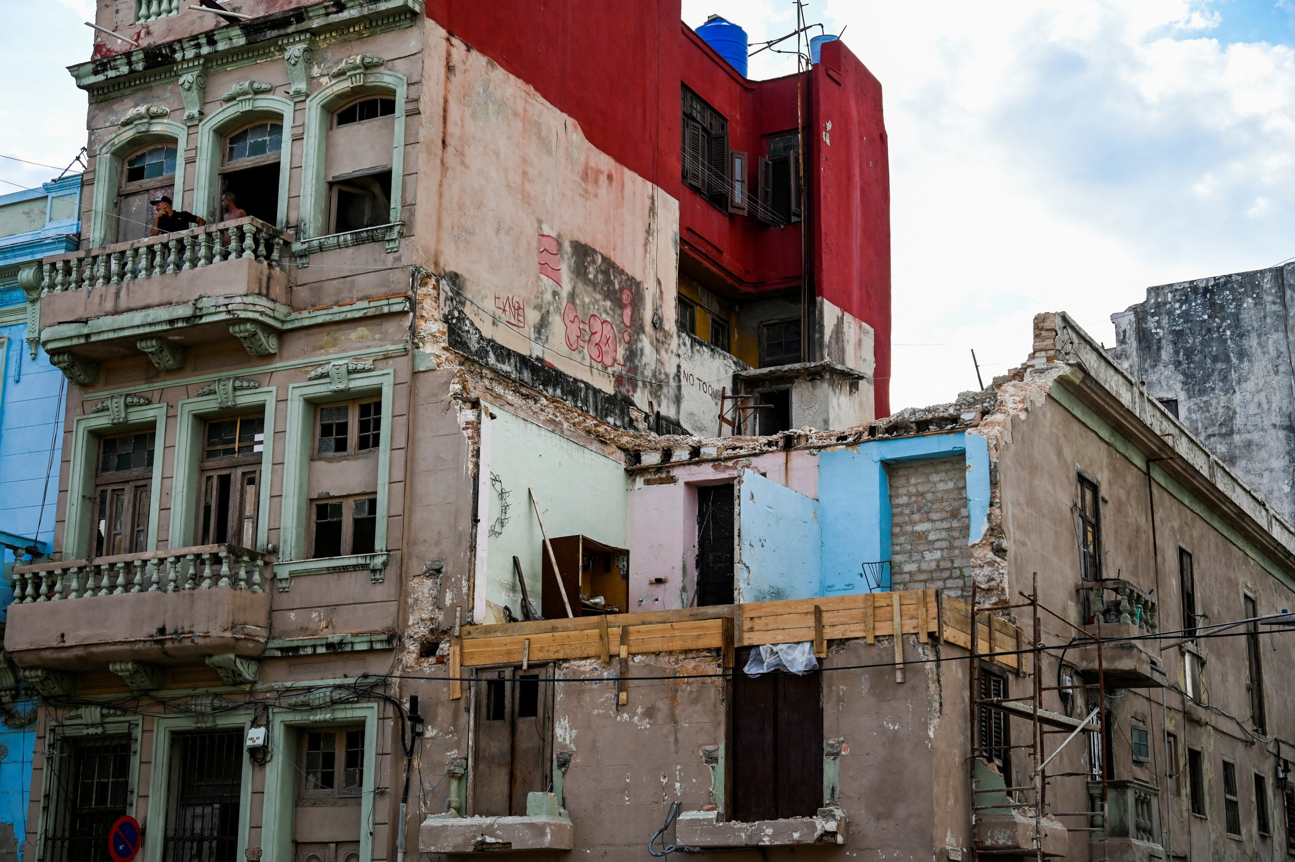In Cuba: sleeping fully clothed in case of building collapse | Inquirer ...