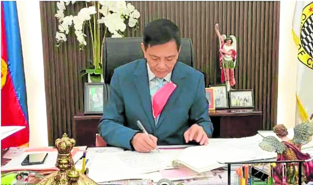 Cebu City mayor signs Freedom of Information ordinance | Inquirer News