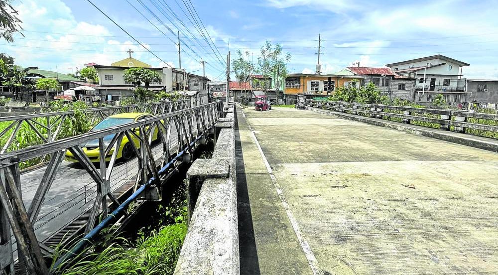 P25-million bridge can’t open as 2 homes won’t budge | Inquirer News