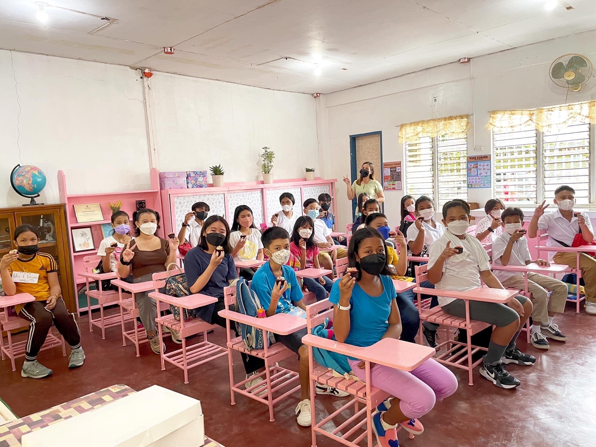Teacher transforms old stockroom into classroom using own money ...