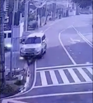 SUV hits street sweeper on roadside in Parañaque | Inquirer News