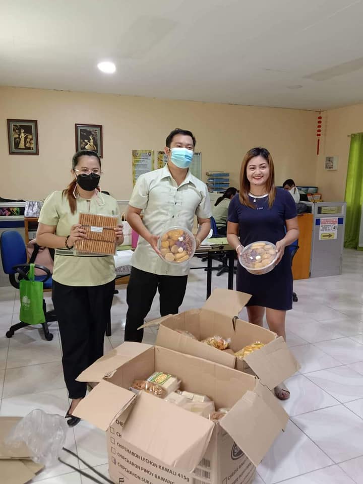 Viral teacher who puts up classroom pantry for hungry students gets ...