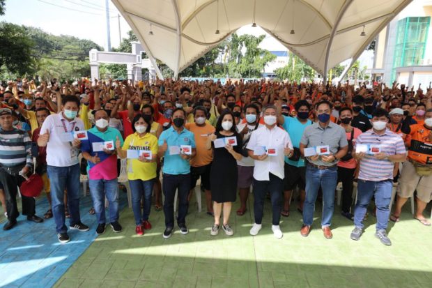 LOOK: 1,174 TODA drivers receive fuel subsidy in QC | Inquirer News