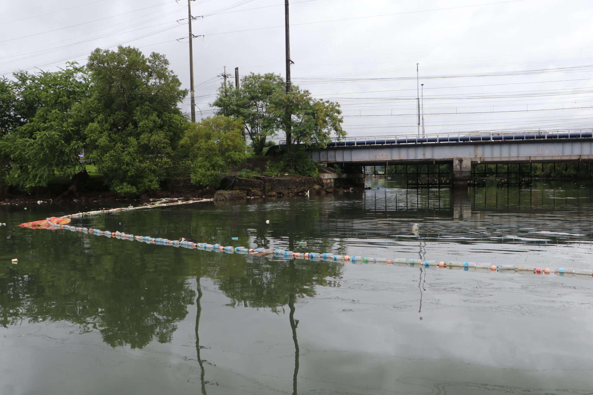 Harbor patrol boosts Subic Bay cleanup with trash boom | Inquirer News